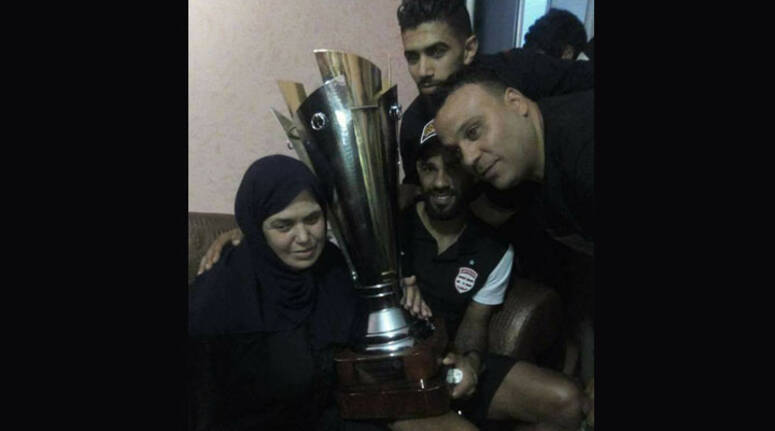 صورة اليوم: لاعبو النادي الافريقي يزورون منزل الفقيد عمر العبيدي ويهدون ...