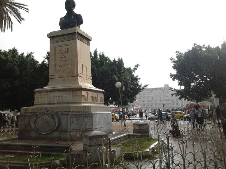 Les fripiers s'approprient la place Mongi Bali, au coeur de Tunis