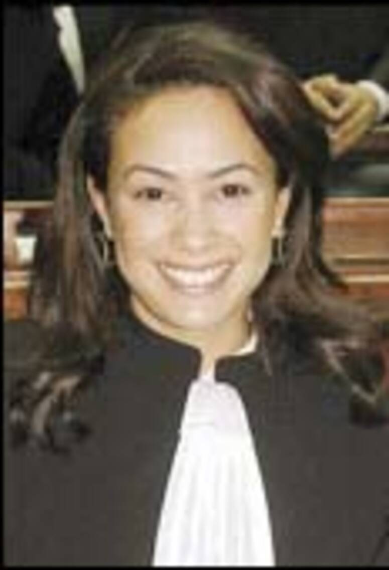 Me Hind Sabri, Partagée entre le barreau et le plateau