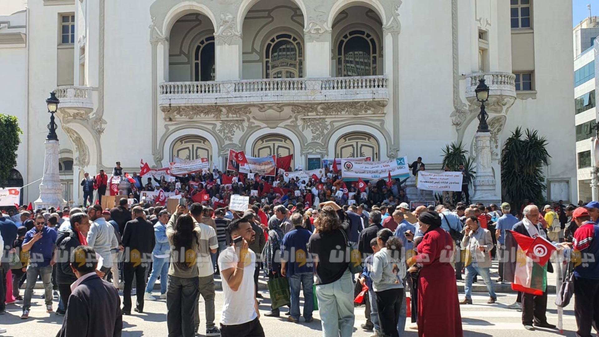 عدد من أنصار "مسار 25 جويلية" ينفذون وقفة للتعبير عن "رفض التدخل الأجنبي"